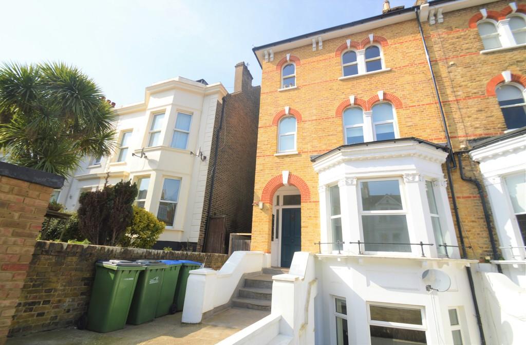 Eglinton Hill, London, SE18 3NR 1 bed flat - £290,000