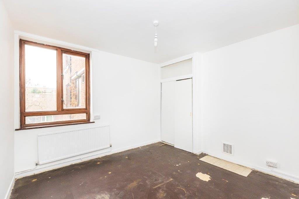 Warwick Grove, London E5 2 bed flat - £350,000