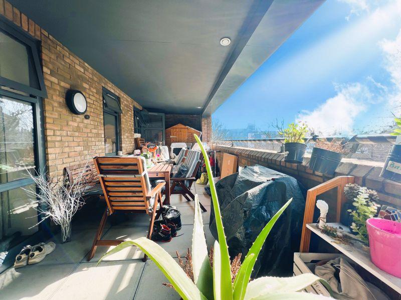 Oldridge Road Balham SW12 8PW 2 bed apartment - £2,100 pcm (£485 pw)