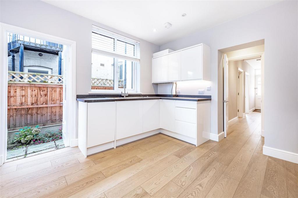 Alder Road, Mortlake, SW14 2 bed flat - £2,250 pcm (£519 pw)