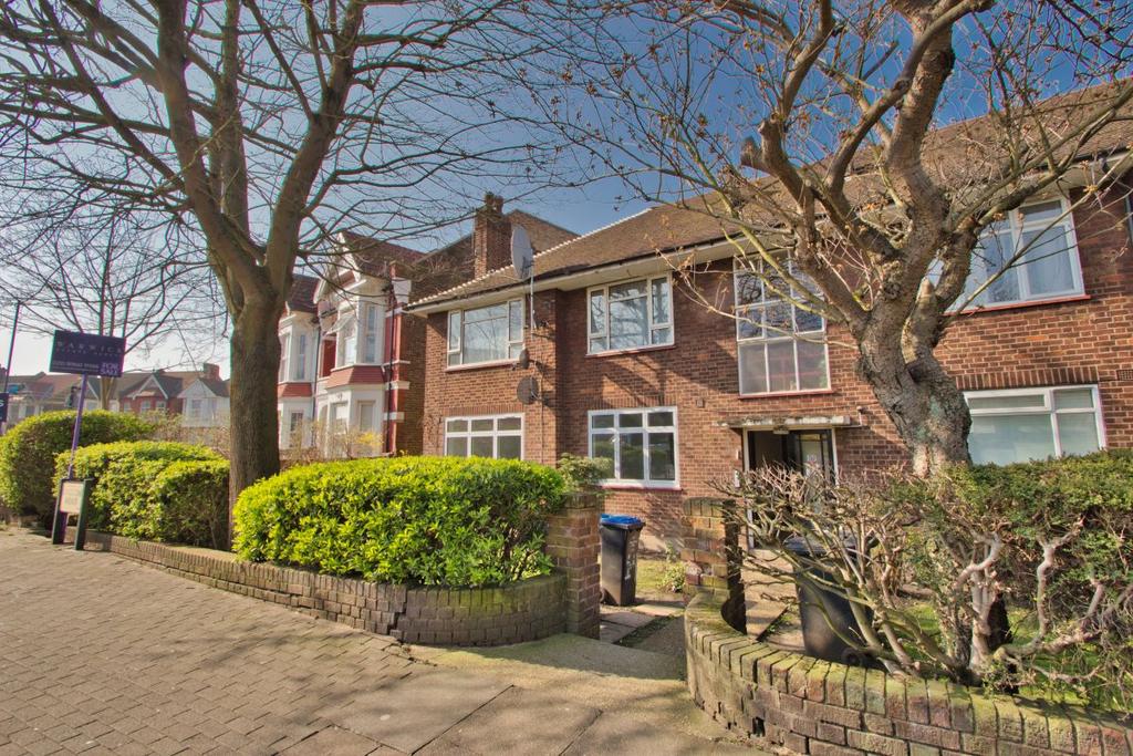 Rivington Court, Longstone Avenue... 2 bed flat - £1,675 pcm (£387 pw)