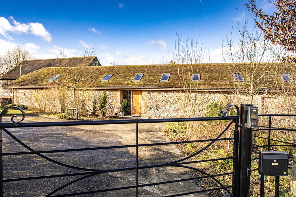 1 Spring Farm Stables, Goring on... 2 bed semi-detached house - £2,600 ...