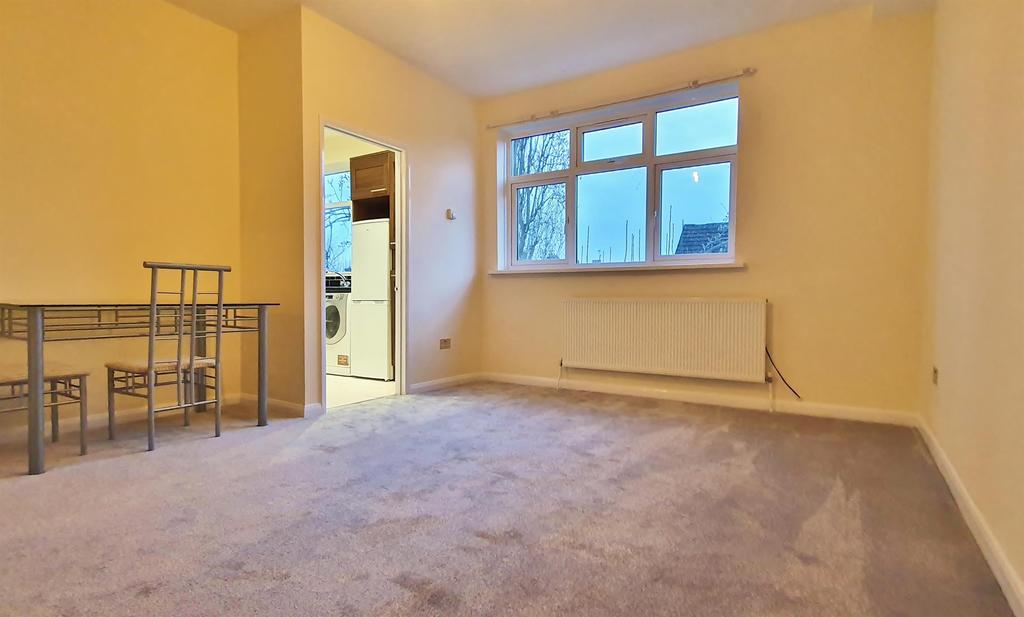 Cranbrook Road, Ilford, Essex, IG1 4UG 1 bed flat - £1,100 pcm (£254 pw)