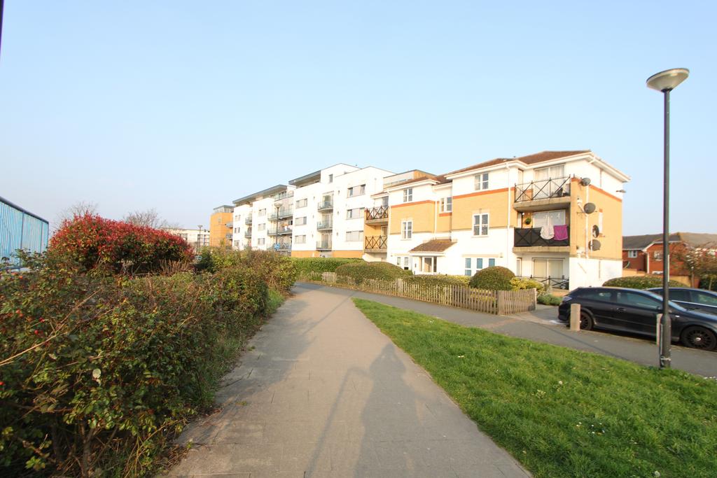 Princess Alice Way, London SE28 2 bed apartment - £1,700 pcm (£392 pw)