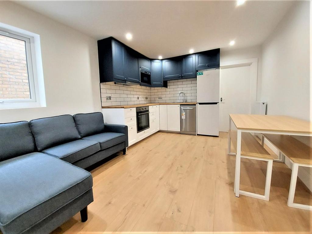 Thorold Road, Ilford IG1 4EY 2 bed ground floor maisonette - £1,800 pcm ...