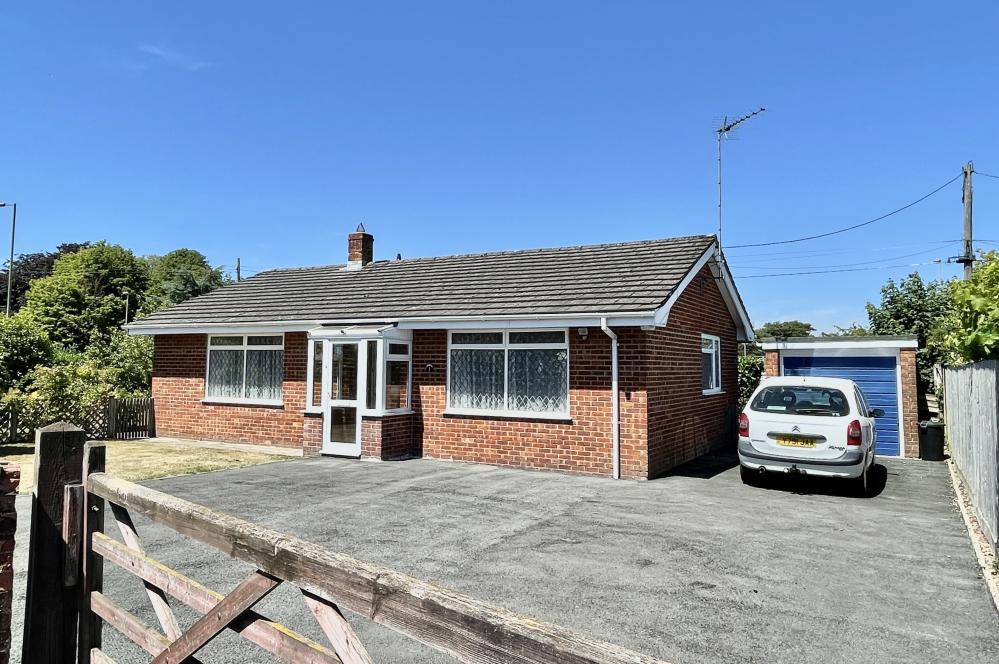 Ringwood, BH24 1PS 2 bed detached bungalow - £399,950
