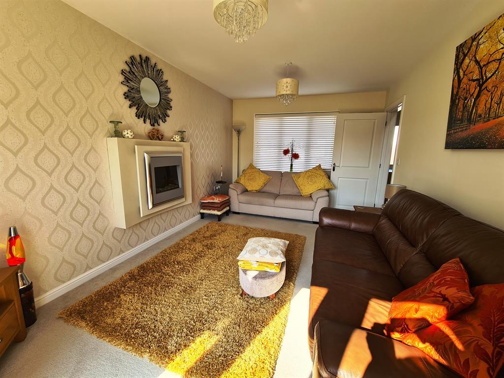 Clos Yr Eryr, Bridgend, CF35 6HE 3 bed detached house - £298,000