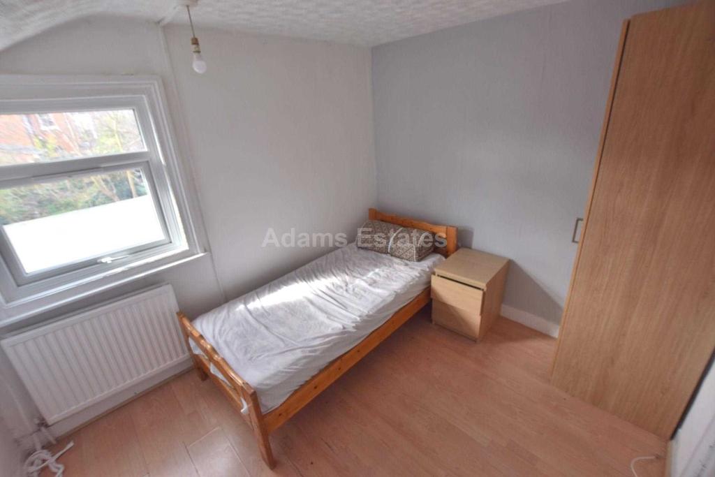 Hamilton Road, Reading 1 bed in a house share - £350 pcm (£81 pw)