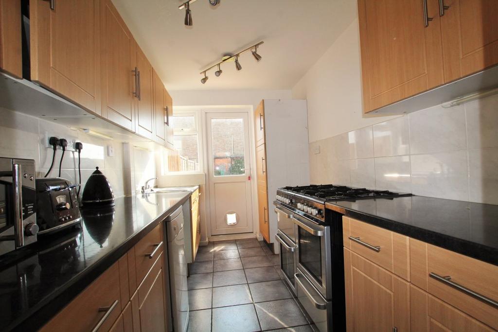Adelaide Drive, Colchester 4 bed semi-detached house - £1,200 pcm (£277 pw)