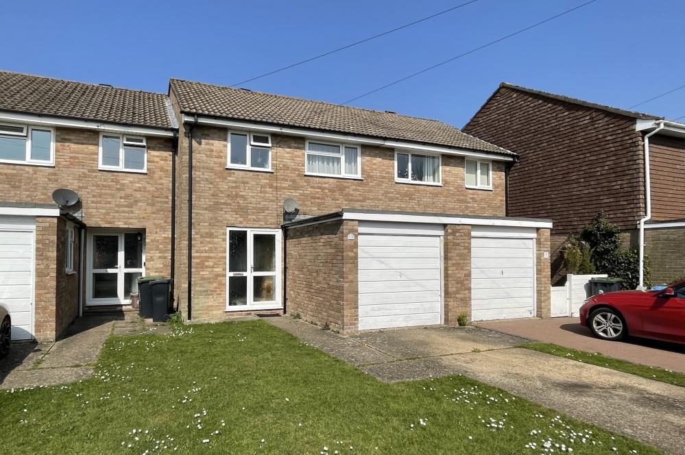 Burton, Christchurch, BH23 7LZ 3 bed house - £340,000