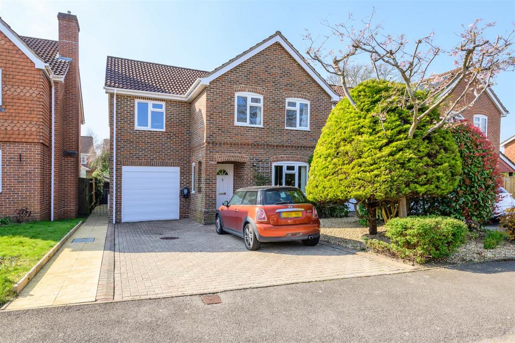 Lower Mead, Petersfield, GU31 4 bed detached house - £700,000