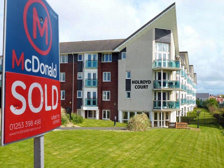 Holroyd Court, Queens Promenade, Bispham 2 bed apartment - £120,000