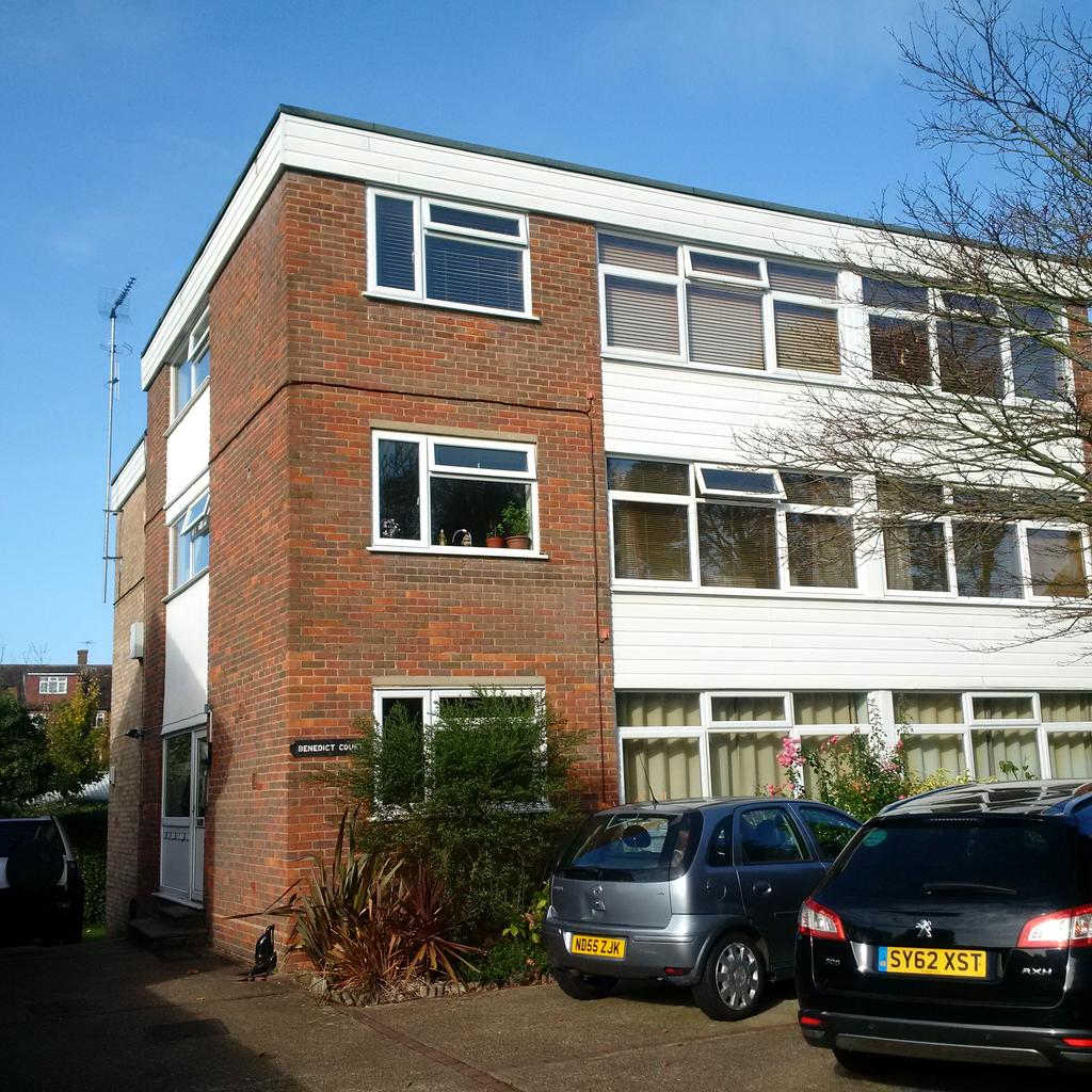 Devonshire Road, Pinner HA5 1 bed flat - £1,225 pcm (£283 pw)