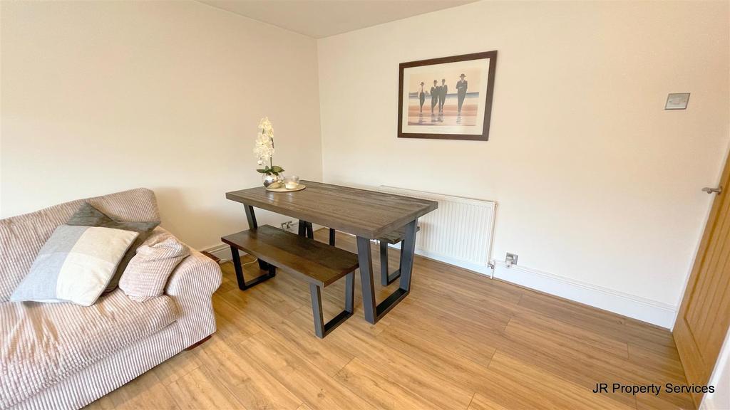 Station Road, Cuffley 2 bed flat - £293,995