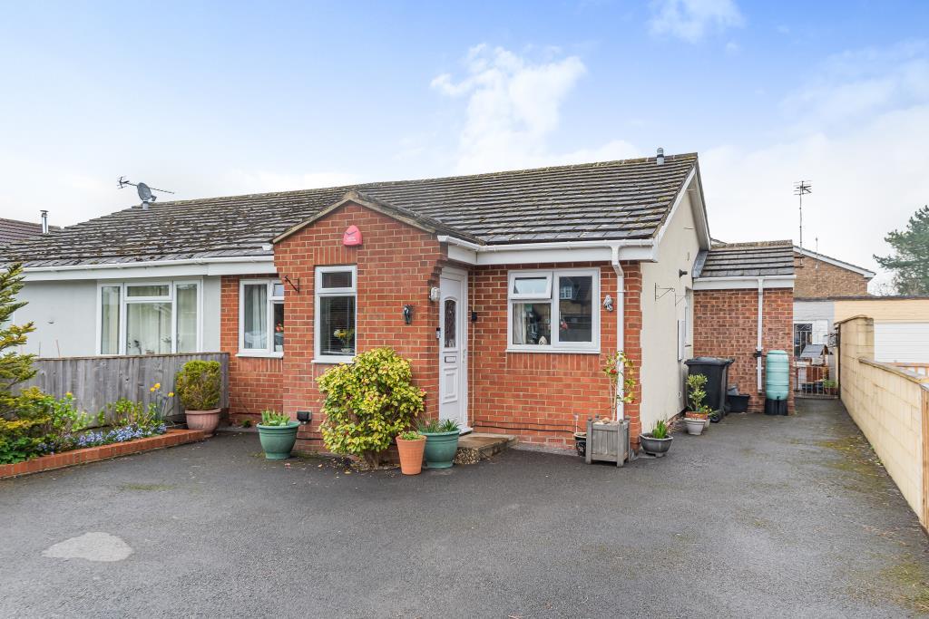 Carterton Oxfordshire Ox18 2 Bed Semi Detached Bungalow £315 000