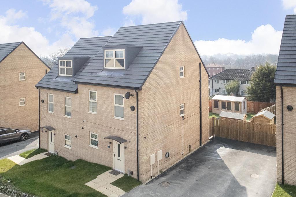 Barden Lane, Leeds, West Yorkshire... 4 bed semi-detached house - £270,000