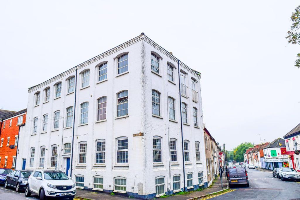 THE MOUNTS NN1 2 bed flat - £900 pcm (£208 pw)