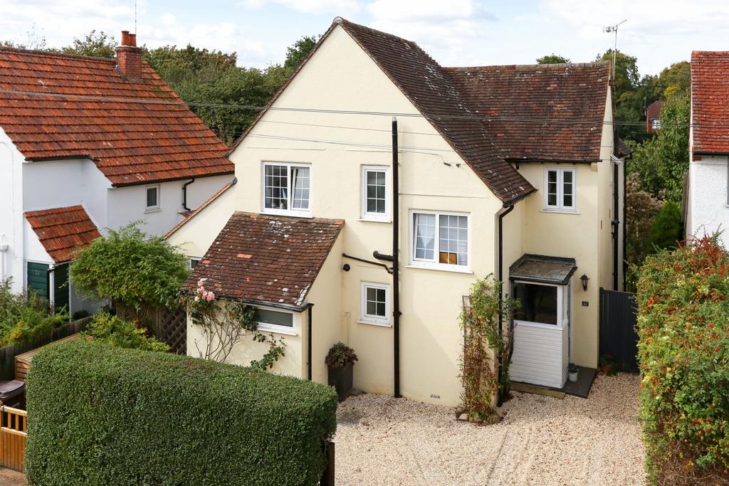 Edward Road, Farnham, Surrey, GU9 4 bed detached house - £799,995