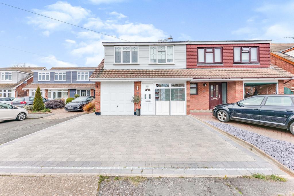 Nelson Gardens, Rayleigh, SS6 3 bed semi-detached house - £425,000