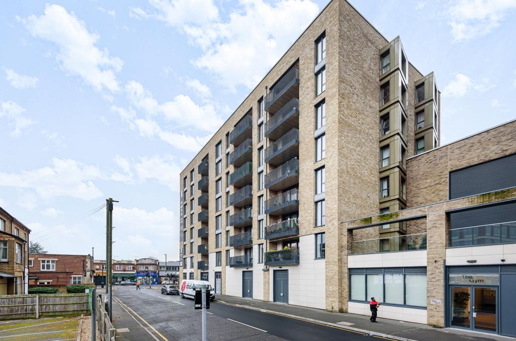 Epsom House, Staines, TW18 2 bed apartment - £450,000