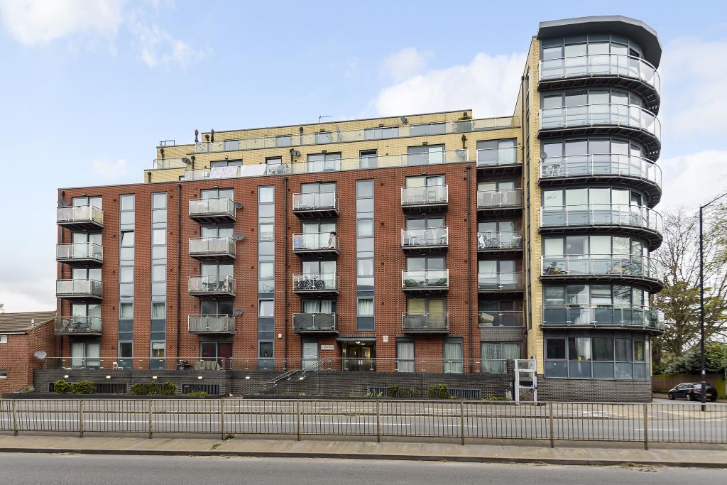 Slough, Berkshire, SL1 1 bed flat - £200,000