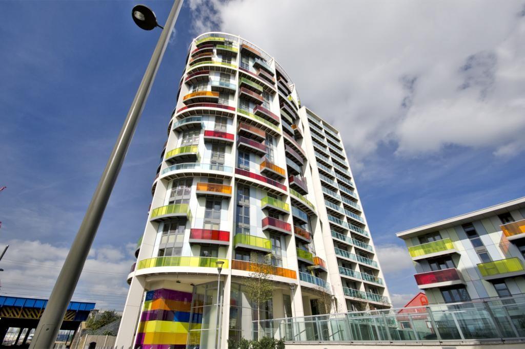 Icona Point, 58 Warton Road... 2 bed flat - £1,798 pcm (£415 pw)
