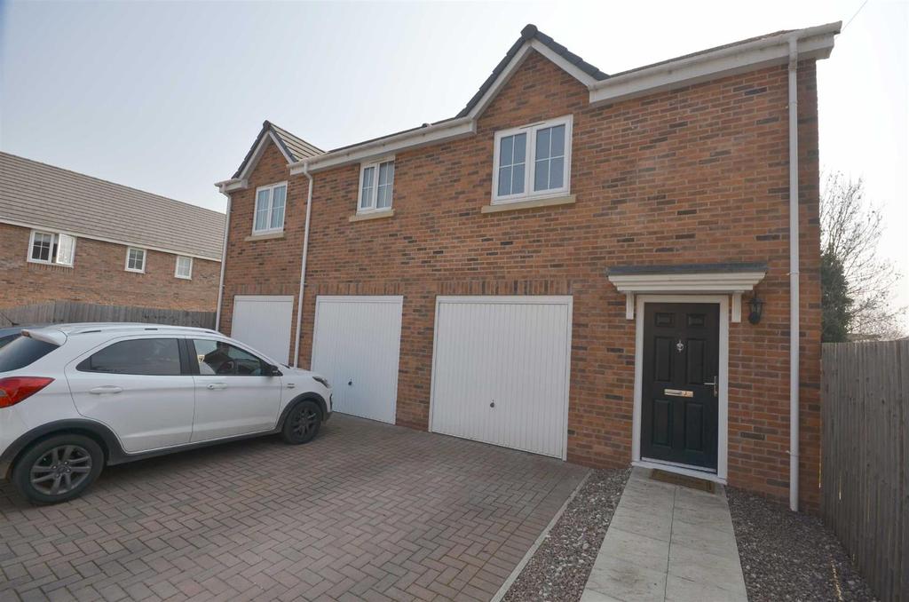 Oulton Road, Stone 2 bed apartment - £675 pcm (£156 pw)