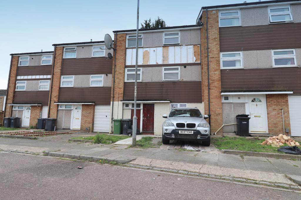Thrales Close, Marsh Farm, Luton, LU3... 4 bed townhouse - £230,000