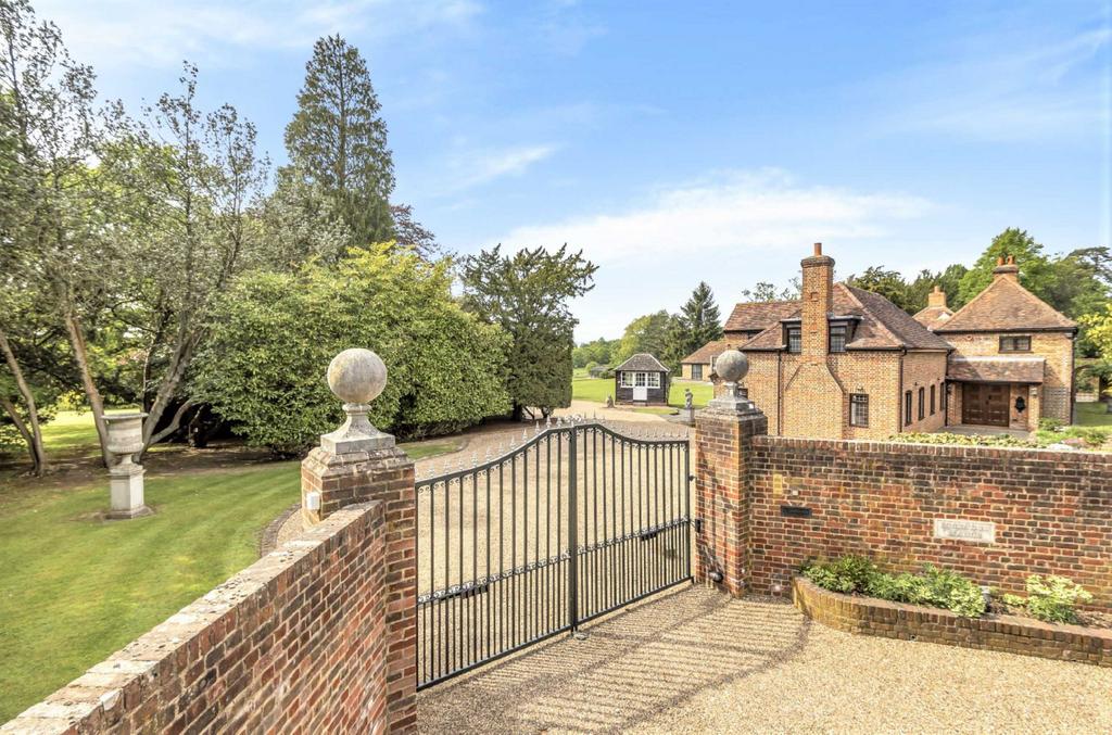 Essendon Manor, Essendon, Hertfordshire, AL9 6 bed detached house - £ ...