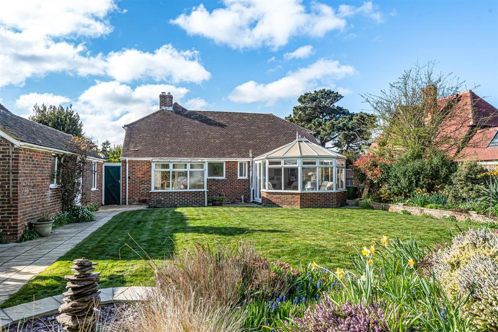 Cakeham Road, West Wittering, PO20 3 bed detached house - £940,000