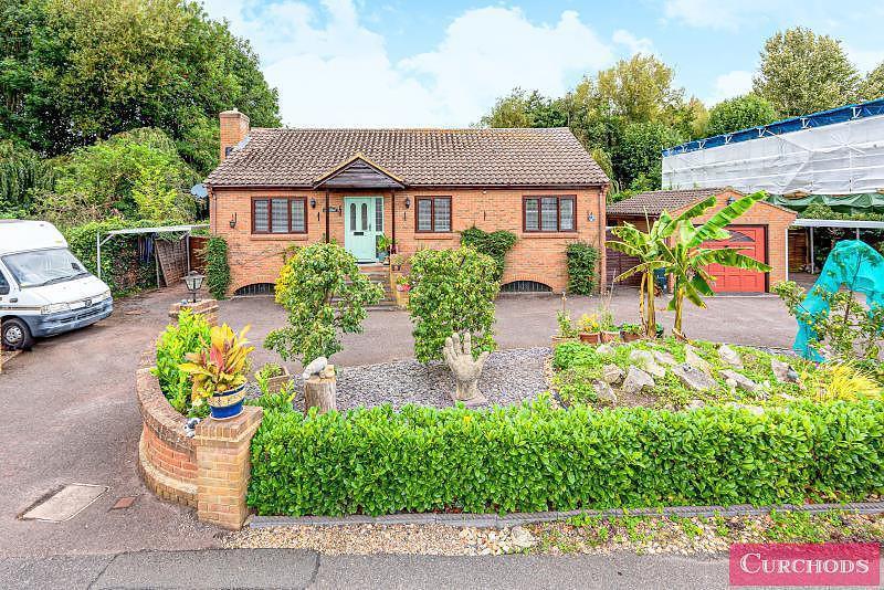 River Ash Estate, Shepperton, Surrey... 2 bed bungalow - £650,000