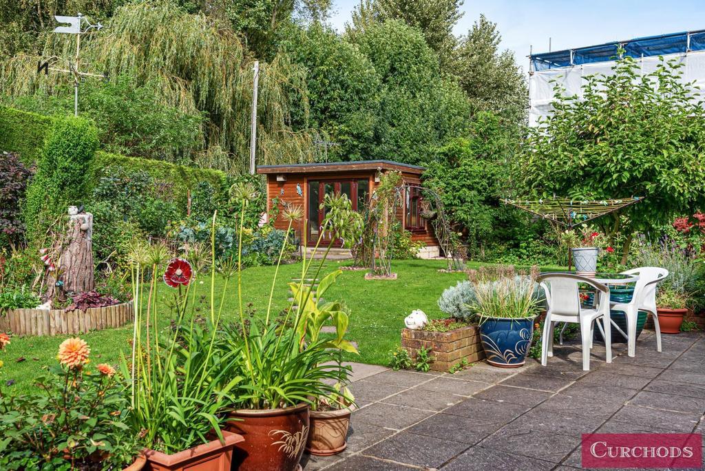 River Ash Estate, Shepperton, Surrey... 2 bed bungalow - £650,000