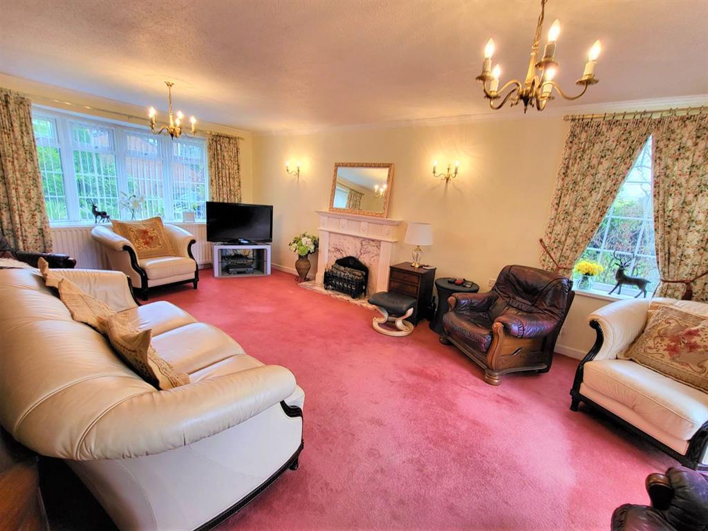 Silksworth Hall Drive, Sunderland, SR3 2PG 4 bed detached house - £435,000