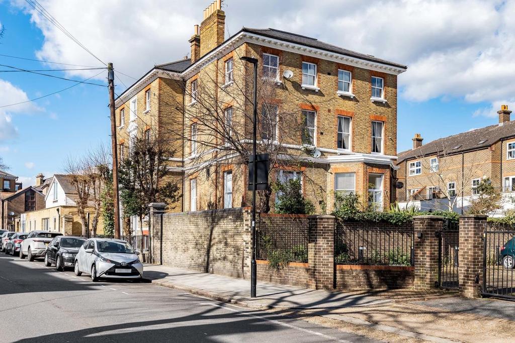 Elms Road, Clapham 2 bed flat - £600,000