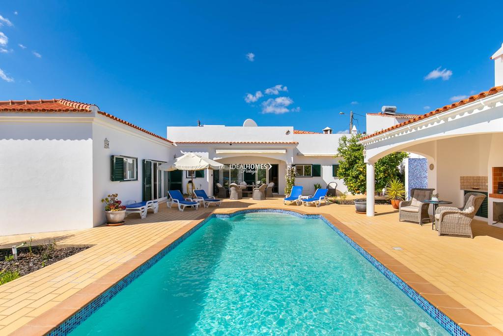 Paderne, Algarve 4 bed villa - £750,622* (€875,000)