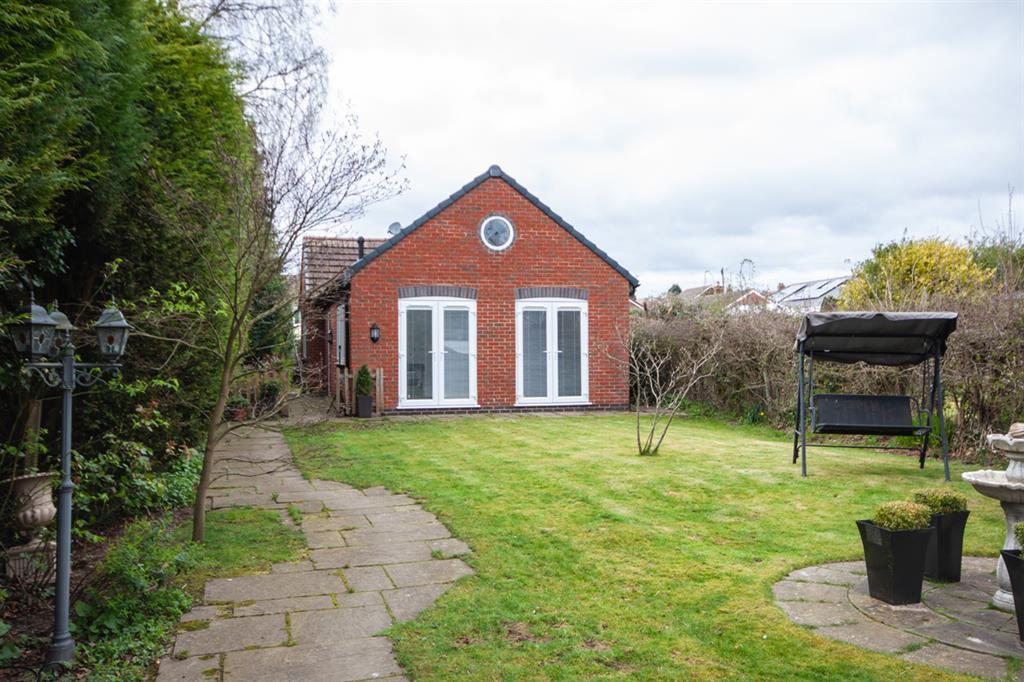 Ironstone Road, Burntwood, WS7 1LZ 6 bed detached house - £600,000
