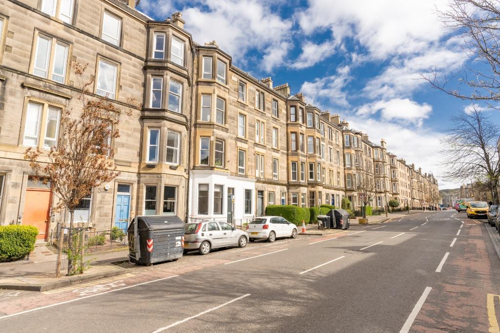 McDonald Road, Bonnington, Edinburgh... 2 bed flat - £1,200 pcm (£277 pw)