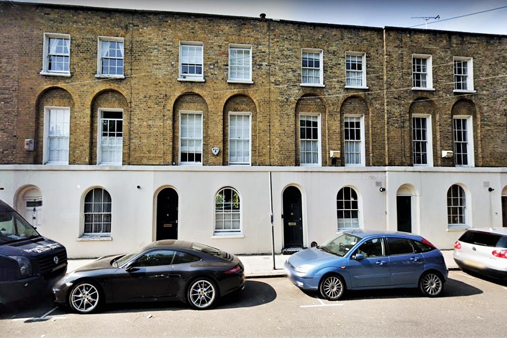 Arbour Square, Stepney E1 2 bed terraced house - £2,578 pcm (£595 pw)