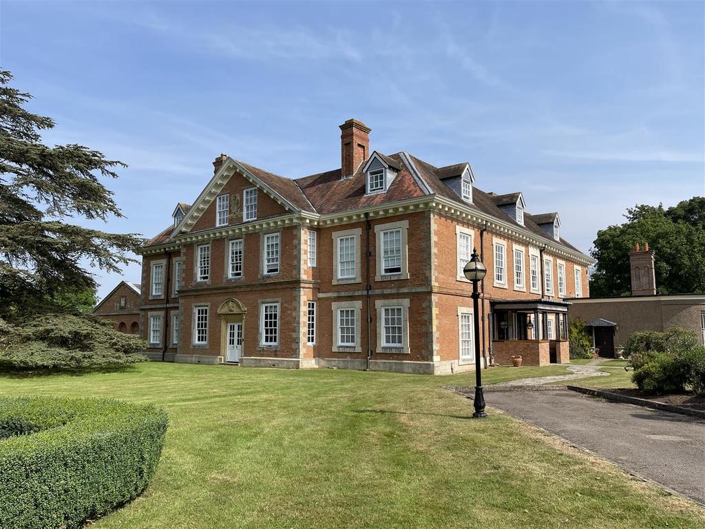 Clopton House, Clopton Road... 2 bed apartment - £950 pcm (£219 pw)