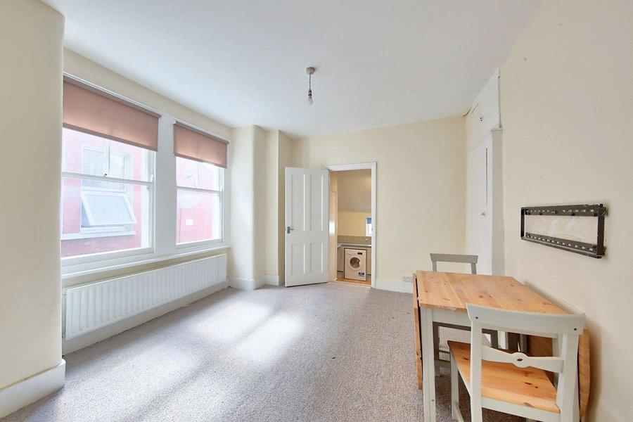 Gambole Road, SW17 3 bed apartment - £2,600 pcm (£600 pw)