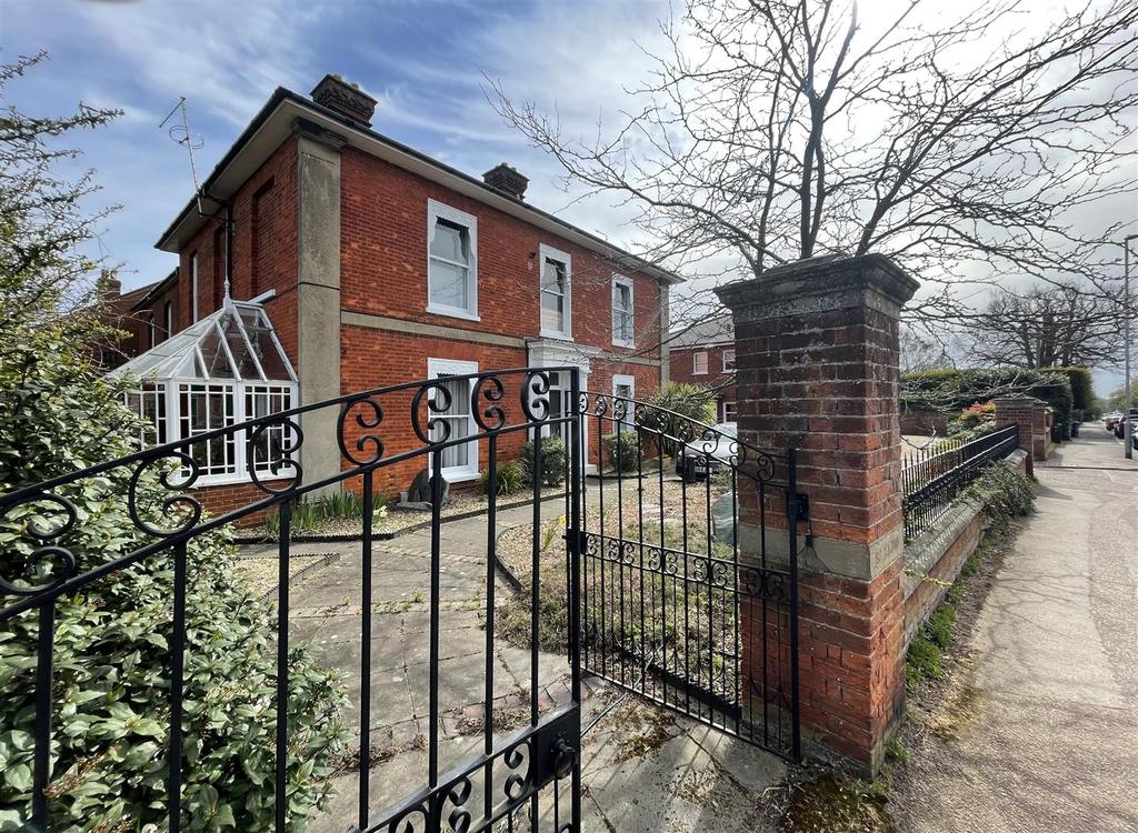 St Elmo Court London Road, Hitchin 2 bed flat - £450,000