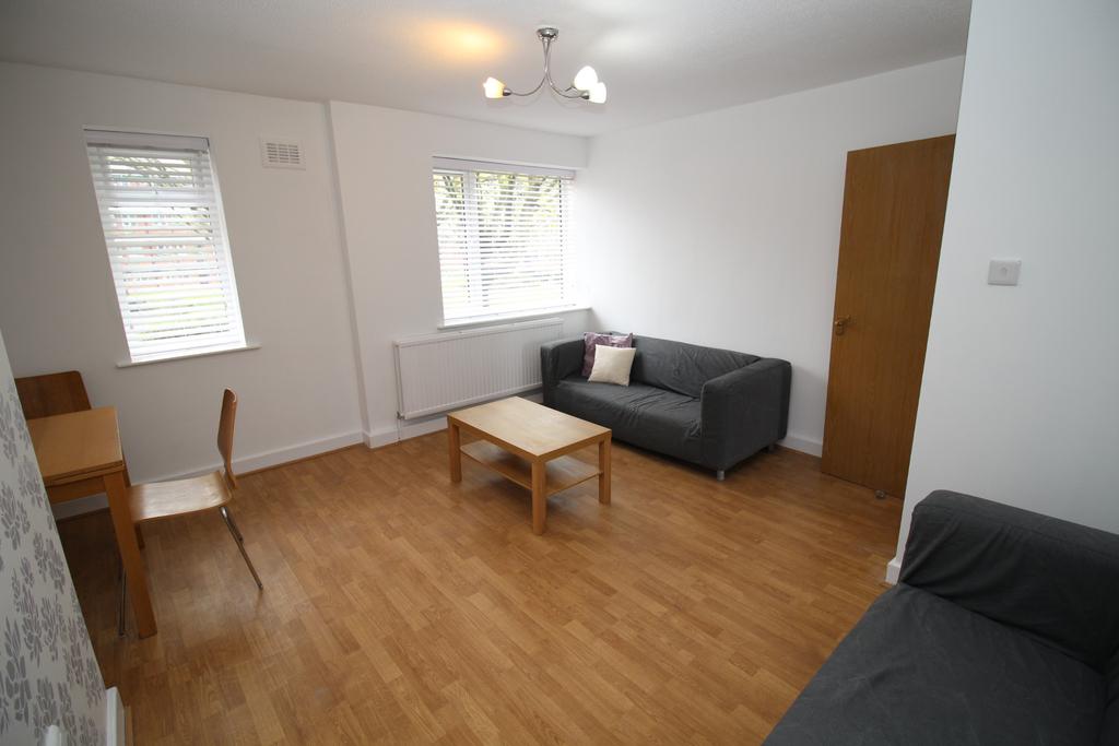 Melmerby Court, Eccles New Road... 2 bed apartment - £800 pcm (£185 pw)