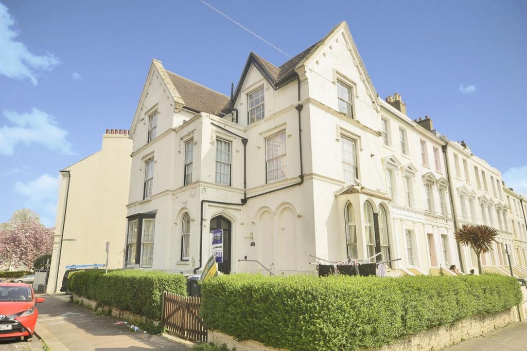 Effingham Street, Dover, CT17 2 bed flat - £170,000