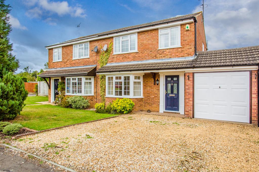 Fox Way, Buckingham 3 bed link detached house - £1,200 pcm (£277 pw)