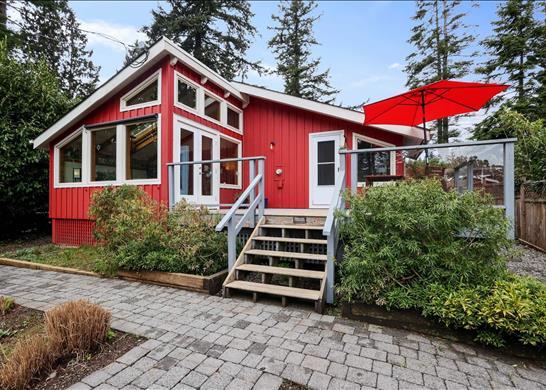 Bowen Island, British Columbia, Canada 2 bed house - £682,072* (USD ...