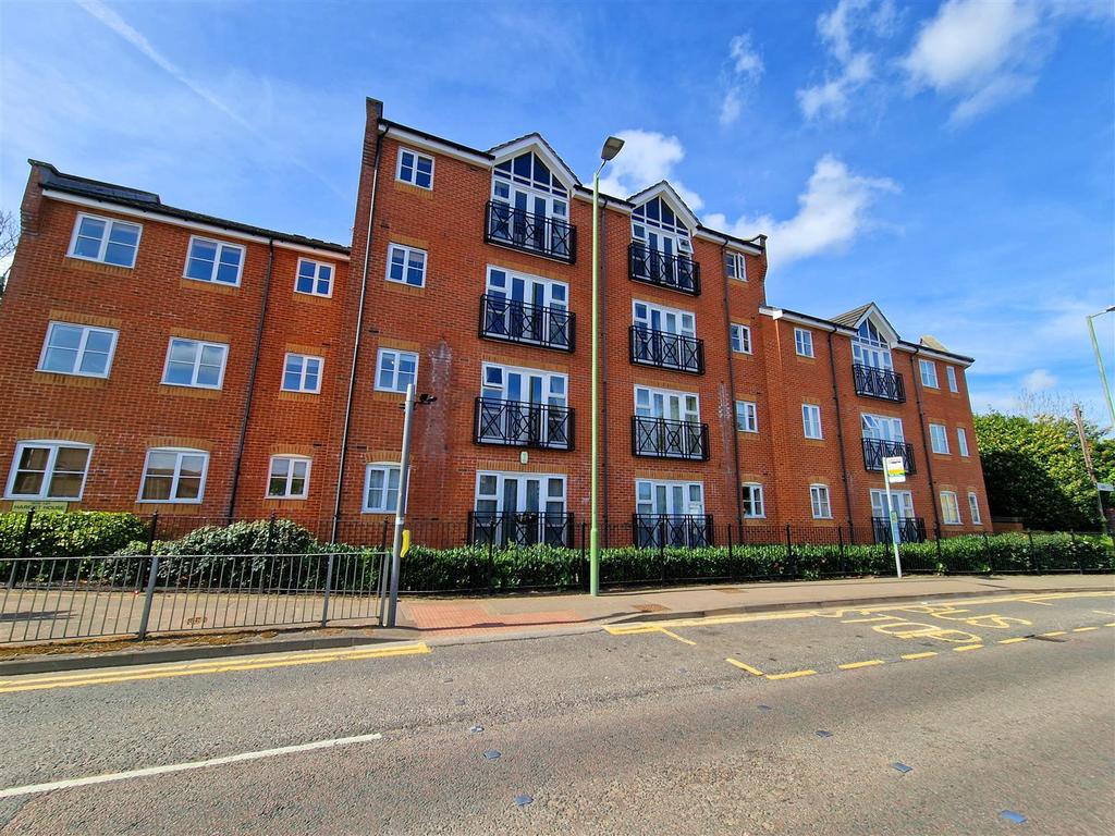 London Road, Hemel Hempstead 2 bed property - £240,000