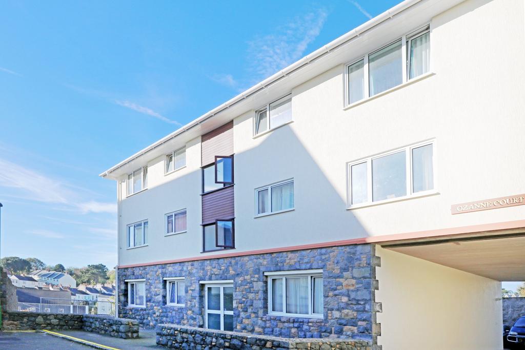 Cordier Hill, St Peter Port... 2 bed apartment - £1,400 pcm (£323 pw)