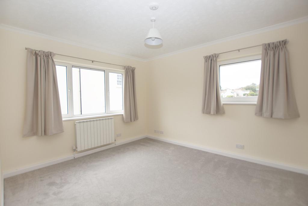 Cordier Hill, St Peter Port... 2 bed apartment - £1,400 pcm (£323 pw)