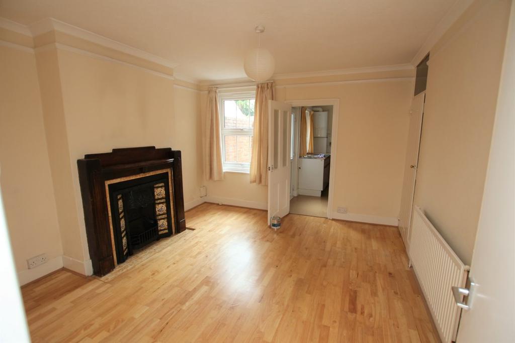 Denne Road, Horsham 1 bed maisonette - £850 pcm (£196 pw)