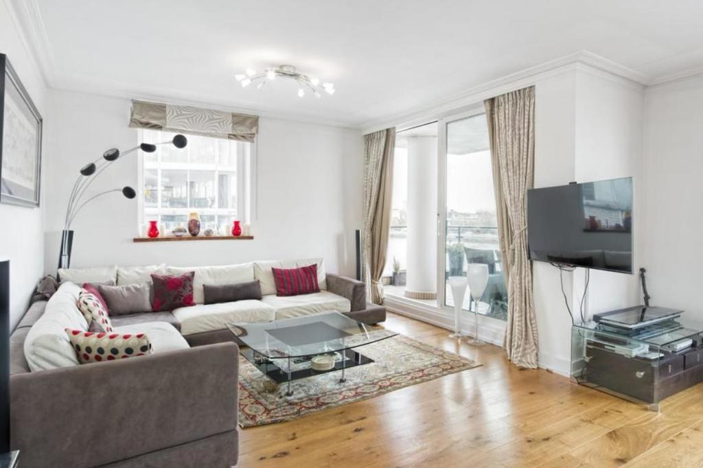 Waterside Point, Anhalt Road, London... 2 bed apartment - £4,008 pcm (£ ...